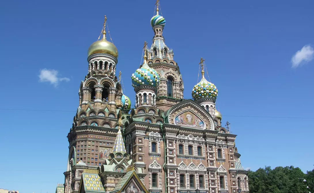 Igreja do Salvador com Sangue Derramado São Petersburgo, Rússia A famosa Catedral da Ressurreição de Cristo com Sangue Derramado, ou Igreja do Salvador com Sangue Derramado, foi construída no local onde o Imperador Alexandre II foi mortalmente ferido. Construído no estilo russo clássico, o templo lembra em muitos aspectos a Catedral de São Basílio, o Abençoado de Moscou.