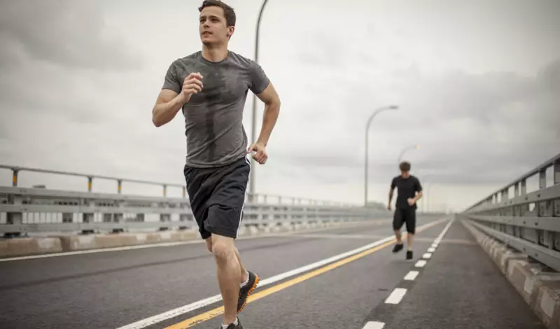 Long Cardio Latihan kardio panjang sebenarnya boleh membawa lebih banyak keburukan daripada kebaikan. Tubuh melihat sebarang senaman sebagai tekanan. Tekanan, pada gilirannya, mencetuskan pelepasan hormon kortisol, yang merosakkan simpanan tenaga badan. Sebagai tambahan, sesi kortisol yang panjang akhirnya akan menyebabkan ketahanan insulin, penurunan kepadatan tulang, kehilangan otot, dan kenaikan berat badan.