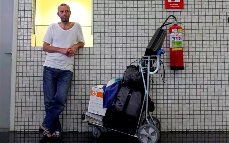 Heinz Müller Soms is dit selfs moeilik om te dink waarvoor mense gereed is ter wille van ware liefde. Neem byvoorbeeld ons volgende "terminale operateur"-'n 46-jarige boorling van Duitsland. Heinz Müller, 'n afgetrede vlieënier, het sy passie op die internet ontmoet en het alles laat vaar na Rio de Janeiro, waar sy geliefde vir hom 'n afspraak gemaak het. Maar die meisie het nooit opgedaag nie, en Mueller het besluit om die geleentheid om Brasilië behoorlik te verken, nie te mis nie. Sy reis eindig op die Campinas -lughawe, naby São Paulo, toe die Duitser sonder geld vir 'n retoerkaartjie twee weke lank in die terminale moes woon. Gedurende hierdie tyd was die lughawebeamptes van mening dat Mueller aan 'n geestelike skok gely het, en hy is in die hospitaal opgeneem, waarna niks oor sy lot bekend is nie.