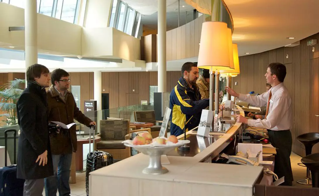 Não use seu nome no check-in Hoje em dia ainda é possível encontrar hotéis que estão prontos, por uma taxa razoável, para incluí-lo no livro de visitas com seu nome verdadeiro. Esta será a maneira mais fácil de proteger suas informações pessoais.