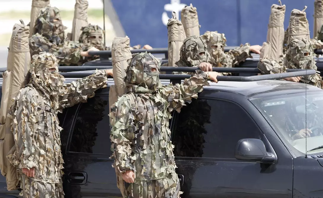 En esta foto, miembros de las fuerzas especiales jordanas (las identidades de soldados y oficiales se mantienen en estricta confidencialidad) participan en el desfile dedicado a la exposición especializada SOFEX.