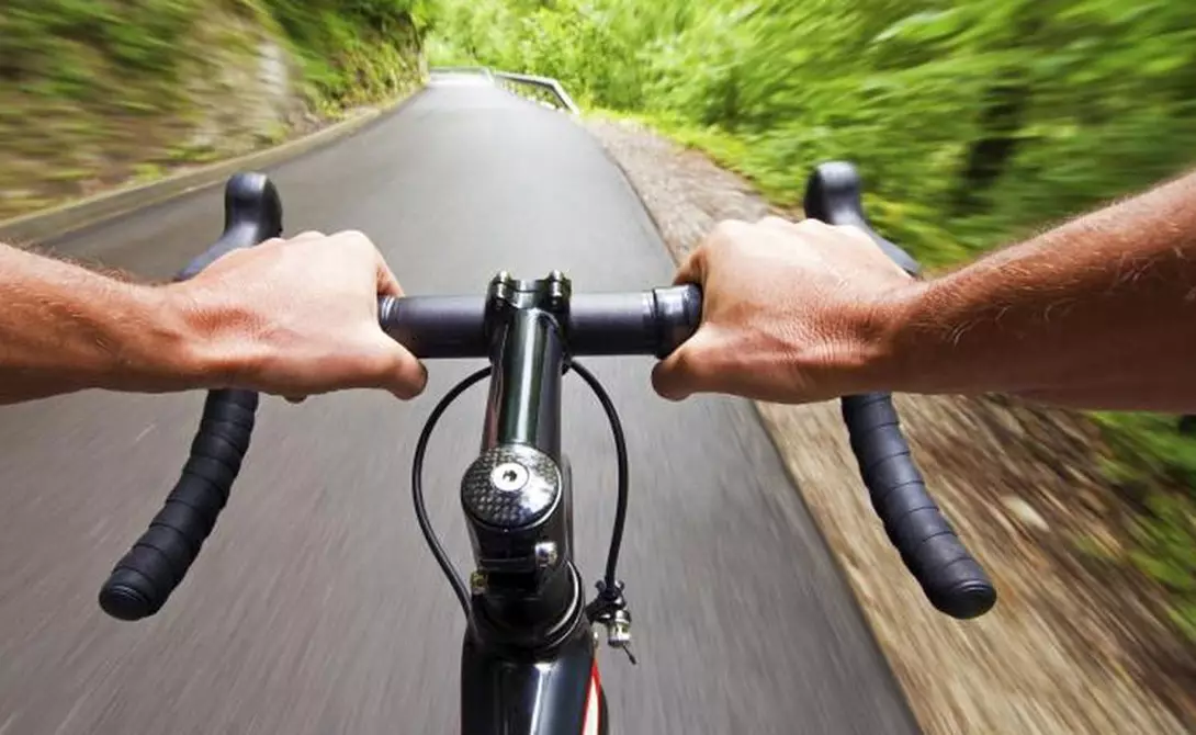 Intensive sports Interval exercise also applies to cycling. Try alternating leisurely driving with maximum acceleration: this will tune your body to more active fat burning.