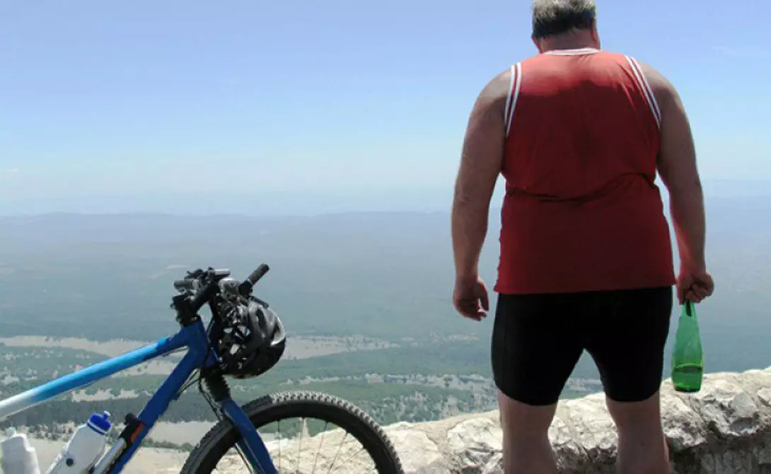 Ir ás montañas Por suposto, poucas persoas gozan en bicicleta subindo. Esta é unha actividade difícil que conecta todos os sistemas do corpo, incluído o sistema cardiovascular, para funcionar. Pero este adestramento tamén trae moitas vantaxes: reservar un par de días á semana para montar en montaña e verá o resultado nun mes.