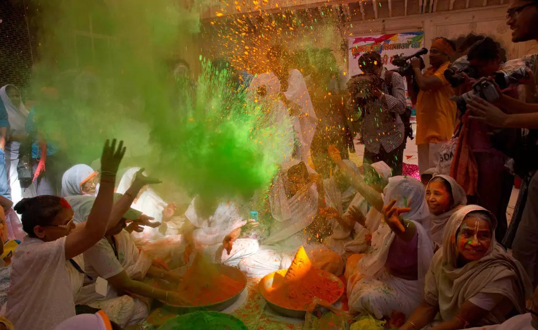 Holika buvo Asuros demonų karaliaus Hirinkashapo sesuo. Karalius įsakė žmonėms garbinti demonus, tačiau jo paties sūnus Prahladas nepakluso ir tapo Višnu bhaktu. Tada demonų karalius bandė jį nužudyti.