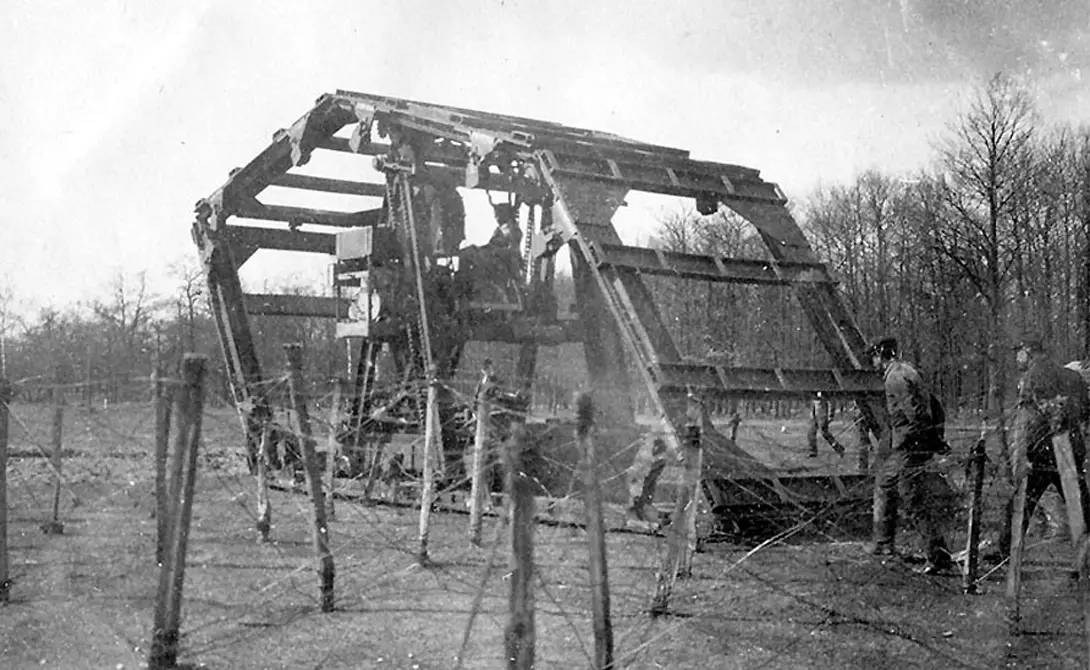 El coche de Boirot Los franceses también tenían su propia opinión sobre cómo debería ser una plataforma de combate móvil. En 1914, Louis Boirot proporcionó al Ministerio de Guerra del país planes para una nueva máquina. El diseño de Appareil Boirault se veía muy extraño. La cabina, rodeada por un diseñador de orugas, estaba ubicada en el centro, no había armadura en absoluto. Este dinosaurio pesaba hasta 30 toneladas y estaba impulsado por un motor de 80 caballos de fuerza. ¿Velocidad? Hasta tres kilómetros por hora. Nedotank se las arregló bien para superar trincheras y limpiar el área de alambre de púas, pero ya no sirvió para nada.