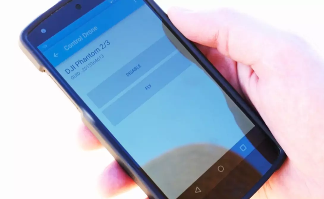 Распрацоўшчыкі стартапа SkySafe запэўніваюць, што іх прыкладанне здольна ідэнтыфікаваць Дронов па марцы і мадэлі, а таксама збіваць іх адным націскам кнопкі на тэлефоне. Акрамя таго, прэс-рэліз кампаніі абяцае нават знайсці месцазнаходжанне аператара.