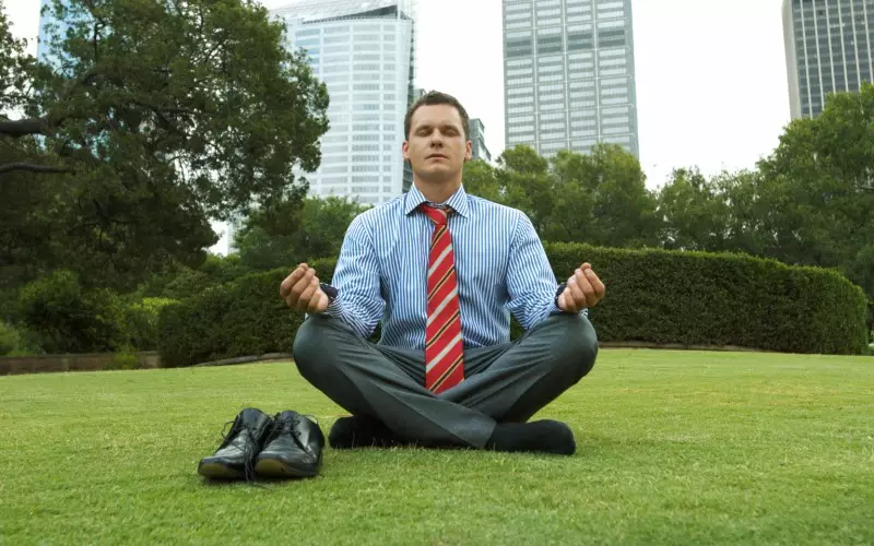 10 Minutoj de Meditado Meditado donas al via cerbo la kapablon fokusiĝi al celo kaj rezisti la tentojn de la momento. Studoj montras, ke post nur 2-3 tagoj da meditadpraktiko dum 10 minutoj ĉiutage, via cerbo jam pli facile koncentriĝos kaj vi havos pli da energio. Krome vi fariĝos pli rezistema al ĉiaj streĉoj.