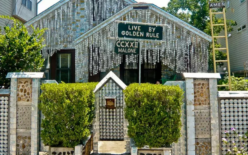 Baut en Haus An der Stad Houston, USA, gëtt et en Haus mat eidel Béierdosen gebaut. Amplaz Beton a Schimmel ze gëllen, hunn d'Builder Béierdosen a Mörser a Schichten geluecht. Op déiselwecht Manéier kënnt Dir Gaartziedelen oder aner Strukture bauen.