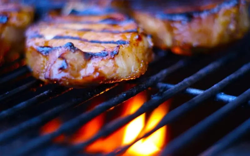 Marinering av kött På grund av sin sura miljö är öl en utmärkt marinad, mjukar upp kött och gör det mindre fett. Dessutom påverkar det inte köttsmaken lika mycket som vin- och vinägermarinader. Lägg köttet i en kastrull, slå några hål i det och fyll det med öl. Låt den stå i kylen i några timmar och dra väl.