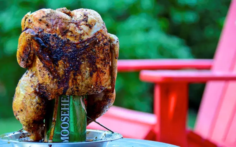 E Poulet braten Iwwerdeems dout Béier onwahrscheinlech intern benotzt gëtt, kënnt Dir et ëmmer nach fir Kachen benotzen. Fir Poulet Tipps ze maachen, gitt eng hallef Dose Béier, schneit d'Spëtzt of a füügt Salz, Peffer an aner Gewierzer no Ärem Goût. Gitt de Jar an de Poulet a setzt se an den Ofen fir eng Stonn - den erhëtzte Béier wäert de Pouletfleesch mat sengem Aroma saturéieren.