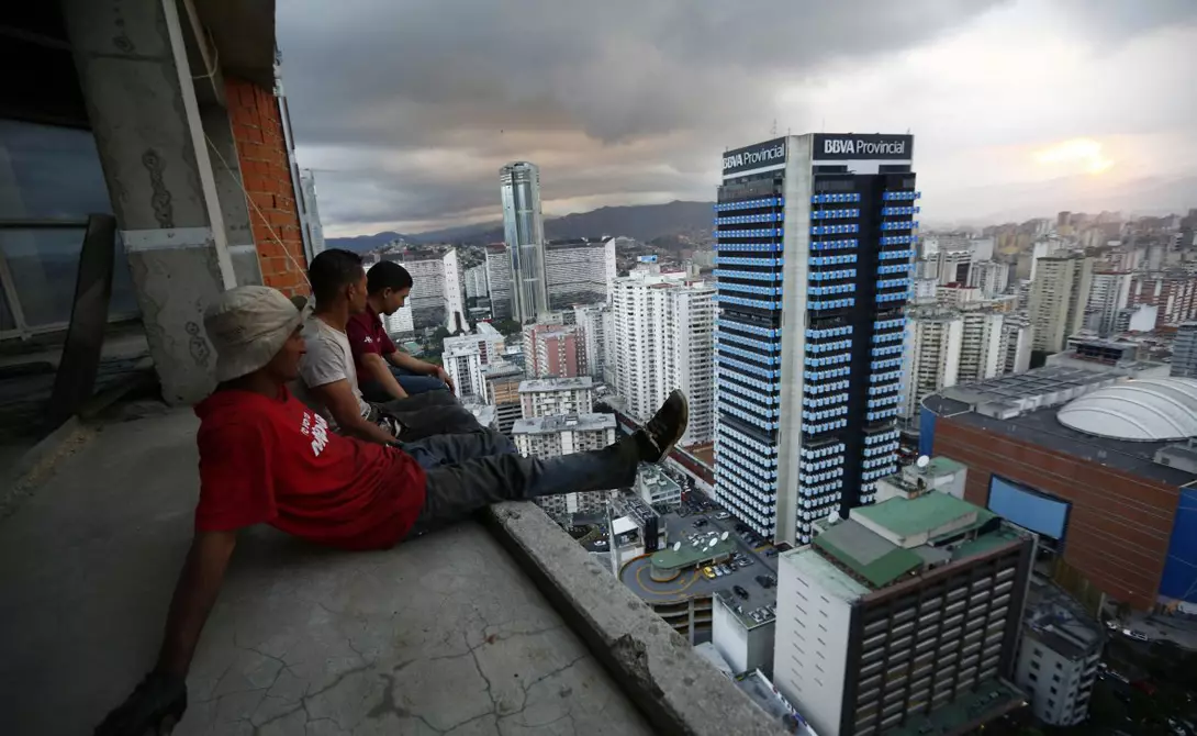 Se, disse mennene hviler etter hardt arbeid: de resirkulerte metallskrap som ble stjålet fra Tower of David skyskraper. Bygningen på 45 etasjer i sentrum av Caracas ble oppfattet som et levende finanssenter. Etter hovedinvestorens død ble byggeplassen forlatt. Små gjenger og vanlige hicks har allerede revet av dette skjelettet for det andre tiåret. Er de kriminelle basert her? Og hvordan.