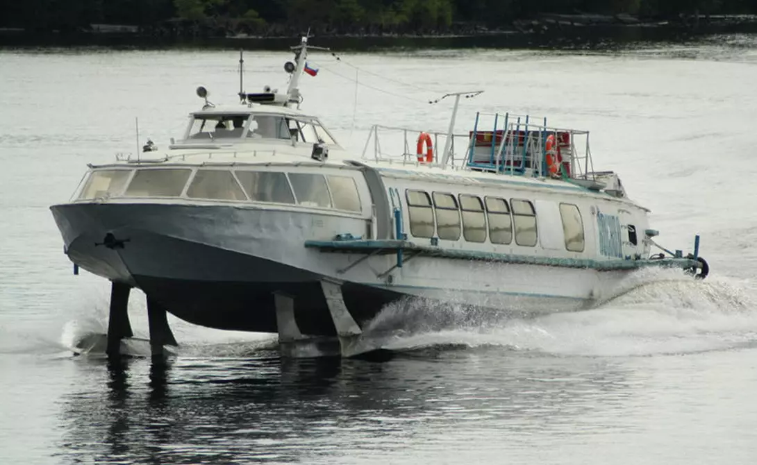 O concepto do hidroalas foi inventado polo inventor soviético Rostislav Alekseev. Case tres mil barcos abandonaron os estaleiros da Unión Soviética baixo o seu patrocinio. As modificacións do barco orixinal recibiron nomes inspirados na era espacial soviética: Sputnik, Comet, Meteor e decenas doutras.