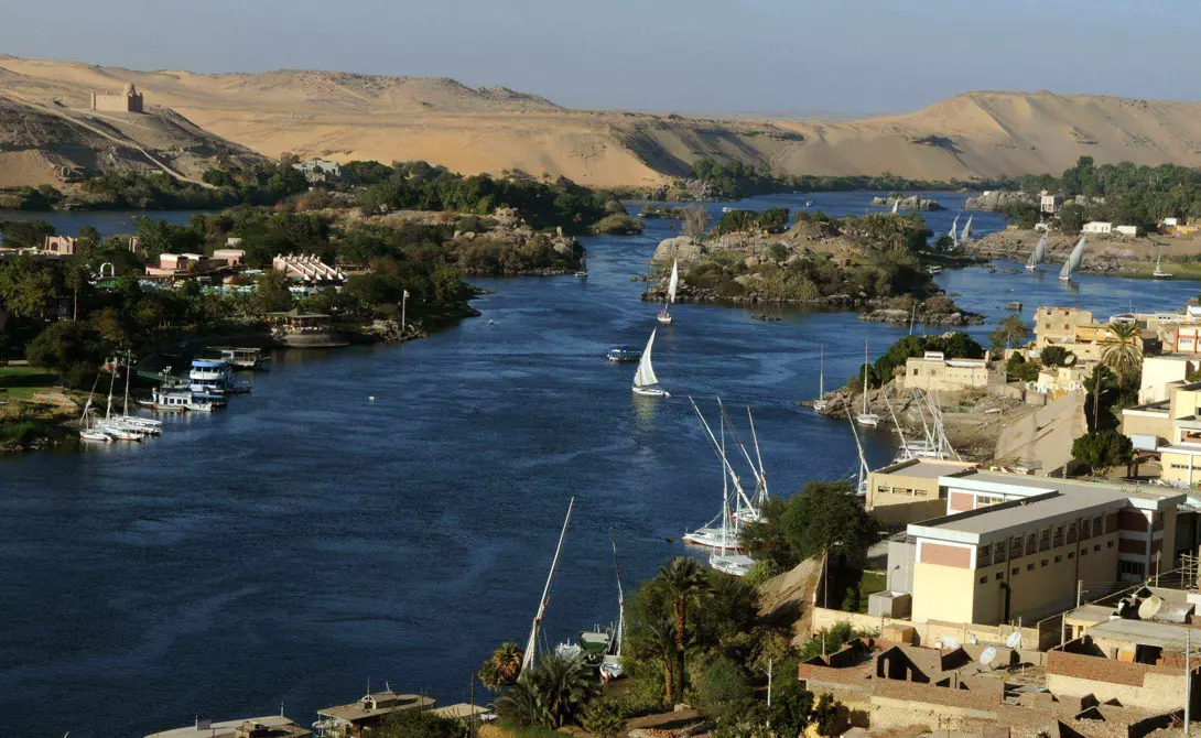 Nile Africa kilomita 6,695 Inatoboa nchi kadhaa, Nile ni mto mrefu zaidi ulimwenguni. Kutoka kwa madirisha ya meli ya kusafiri, msafiri mwenye bahati ataona mahali ambapo Cleopatra mwenyewe aliwahi kuishi.