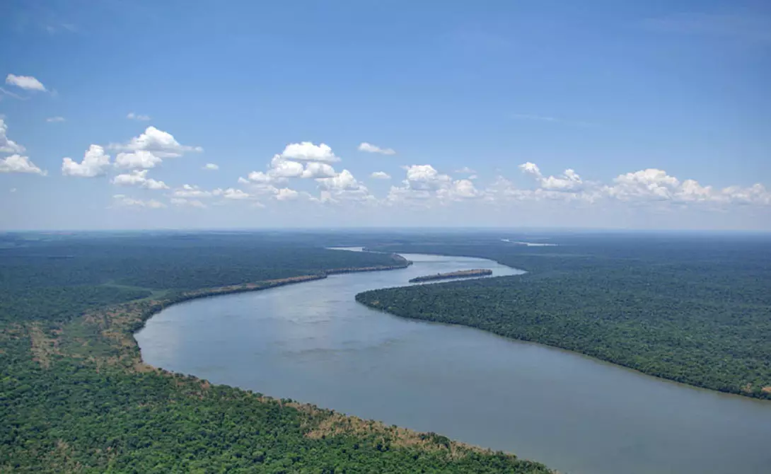 Parana Južná Amerika 4 880 kilometrov Ôsma najdlhšia rieka na svete oddeľuje Paraguaj od Brazílie a Argentíny. Z malého mesta Encarnación, ktoré sa nachádza na paraguajskej strane rieky, môže cestujúci vidieť žiarivé farby drevených domov Posadas v Argentíne.