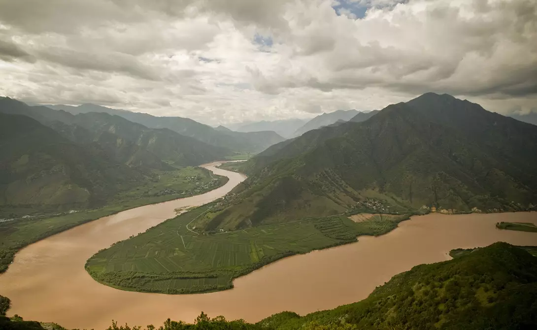 Yangtze China 6.418 kilometer Yen sampeyan durung nate menyang Yangtze, mula wis ora ana ing endi wae. Dadi, paling ora, paribasan Cina kuno kaya ngono. Kali paling dawa ing Asia munggah saka gletser Qinghai-Tibetan lan mili menyang Segara China Wétan, sisih lor Shanghai.