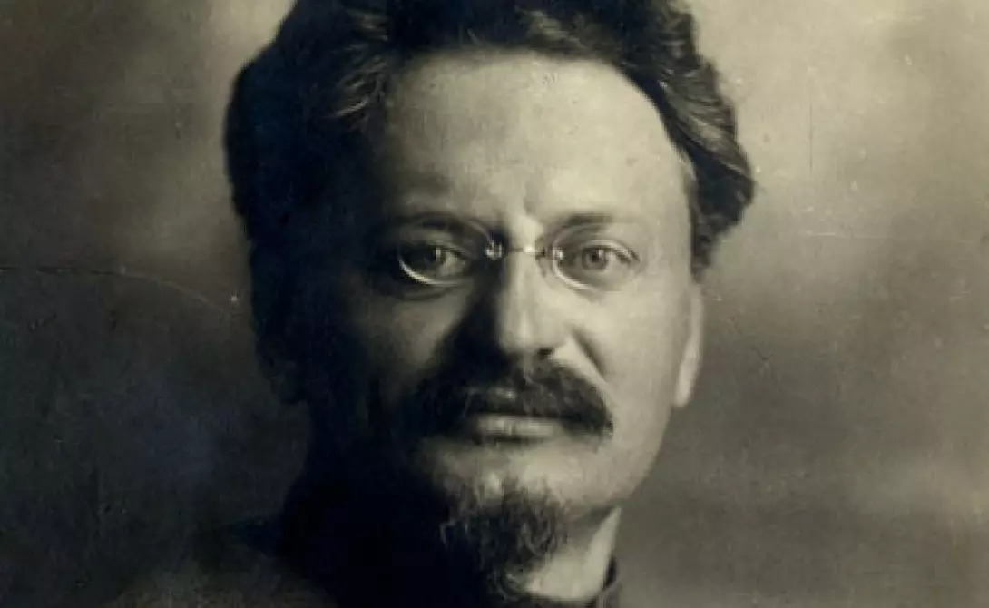 Leon Trotsky De teoretikus en beoefener fan 'e Marxistyske revolúsje, kameraad Leon Trotsky is bekend as de oprjochter en earste lieder fan it Reade Leger. Dood troch in iispluk.