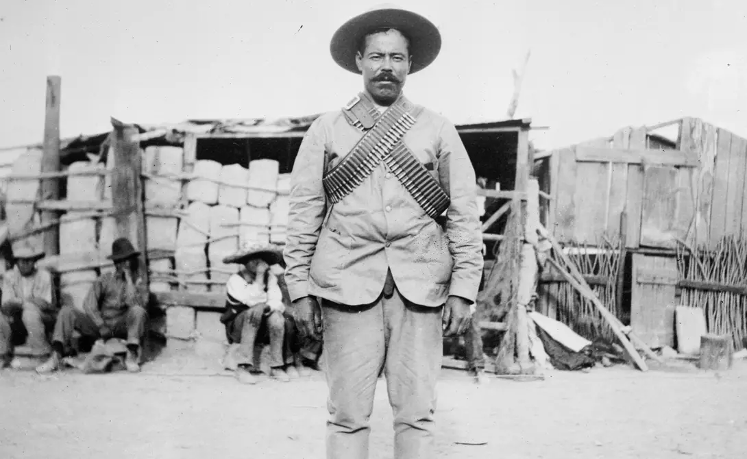 Pancho Villa Jose Doroteo Arango Arambula 选择使用较短的笔名“Pancho Villa”。在他的领导下，他作为臭名昭著的墨西哥革命将军载入史册。