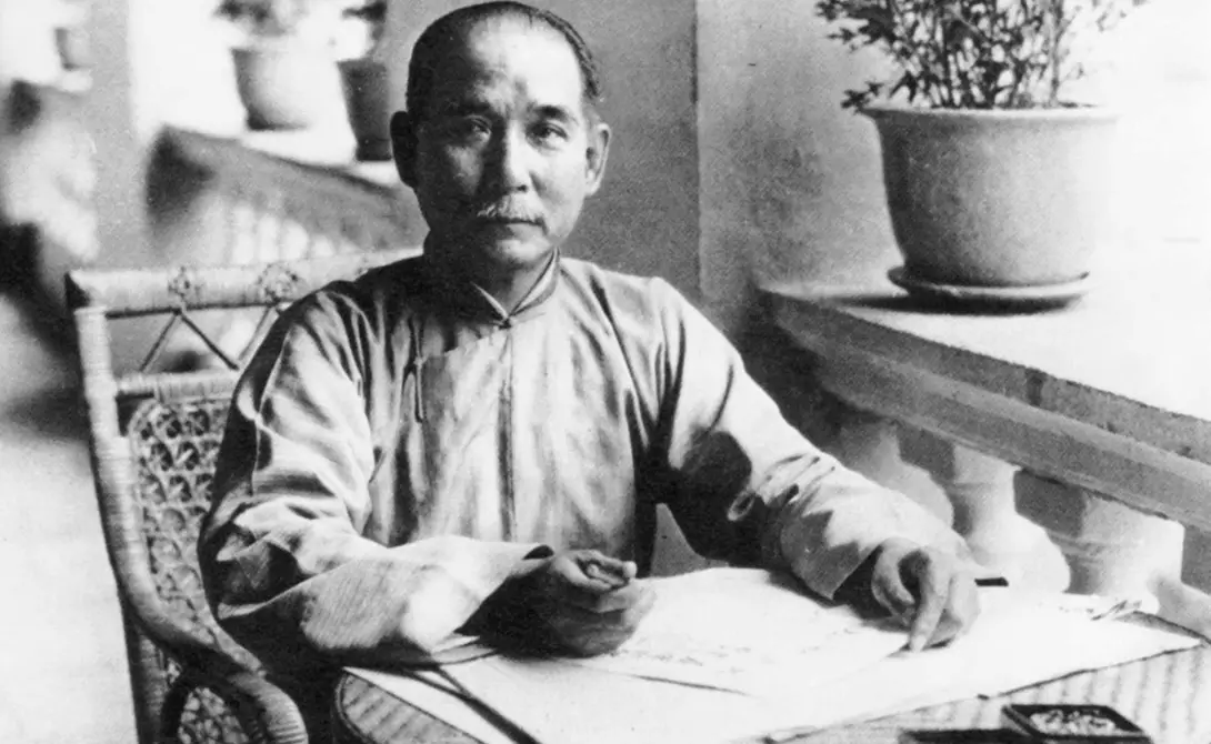 Sun Yat Sen Sun Yat Sen estas sufiĉe polemika persono, kiu havis grandan influon sur la formado de la revolucia konscio de la ĉina laborista klaso.