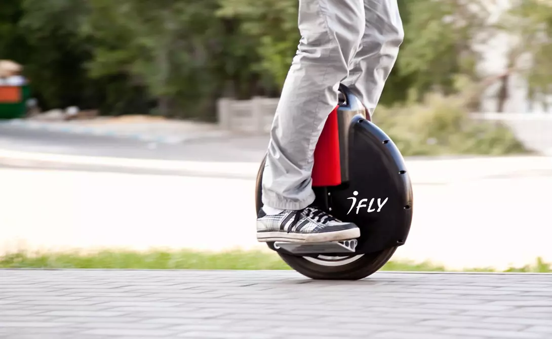 Monowheel Kosto e përafërt: 50,000 rubla Një rrotë e lehtë dhe e manovrueshme është një formë mjaft e re argëtimi. Një gjë e tillë është e pajisur me një xhiroskop, do të jetë e vështirë të bjerë prej saj edhe për një fillestar. Me gjithë thjeshtësinë e dizajnit, shpejtësia mund të fitohet në mënyrë të konsiderueshme, deri në 30-40 km / orë. Jo një zëvendësim i keq për një biçikletë të mërzitshme.