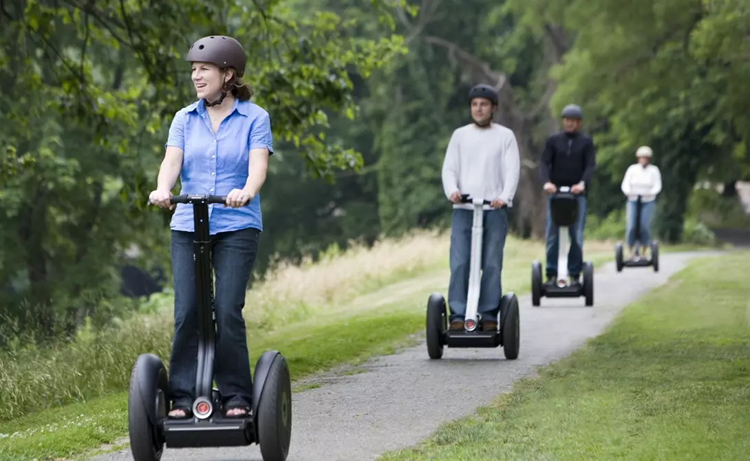 Segway Kosto e përafërt: 89,000 rubla Dean Kaymen shpiku segway në kulmin e karrierës së tij - para kësaj, ky amerikan me iniciativë arriti të zhvillojë një karrige SUV dhe një pajisje speciale për injektimin e insulinës. Kontrolli i një segway është aq i lehtë sa granatimi i dardhave: e gjithë puna bëhet nga xhiroskopi, kështu që ju duhet vetëm të monitoroni pozicionin e trupit në hapësirë.