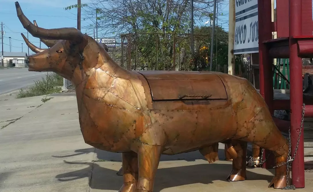 Toro siciliano Gli antichi greci erano in grado non solo di filosofare su argomenti comuni, ma anche di torturare i loro nemici. Il toro siciliano fu forgiato di ottone ed era cavo all'interno: qui fu posto il sofferente, la porta fu chiusa dietro di lui, e sotto il toro fu acceso un fuoco. Tubi speciali sono stati installati nelle narici della bestia, amplificando le urla di una persona che stava bruciando viva.