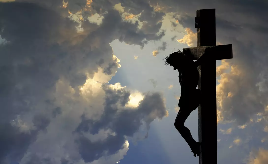 Salib bahkan ayeuna, palaksanaan anu matak pikasieuneun ieu dianggo di sababaraha nagara - tangtosna di balik layar. Crucifixion ngakibatkeun maotna jalma anu laun sareng nyeri: biasana dipasang dina tempat anu cerah, sareng panangan sareng suku henteu dipaku, tapi ditalian kana tangkal supados jalma anu disiksa henteu bakal maot sateuacanna kusabab shock nyeri sareng kaleungitan getih.