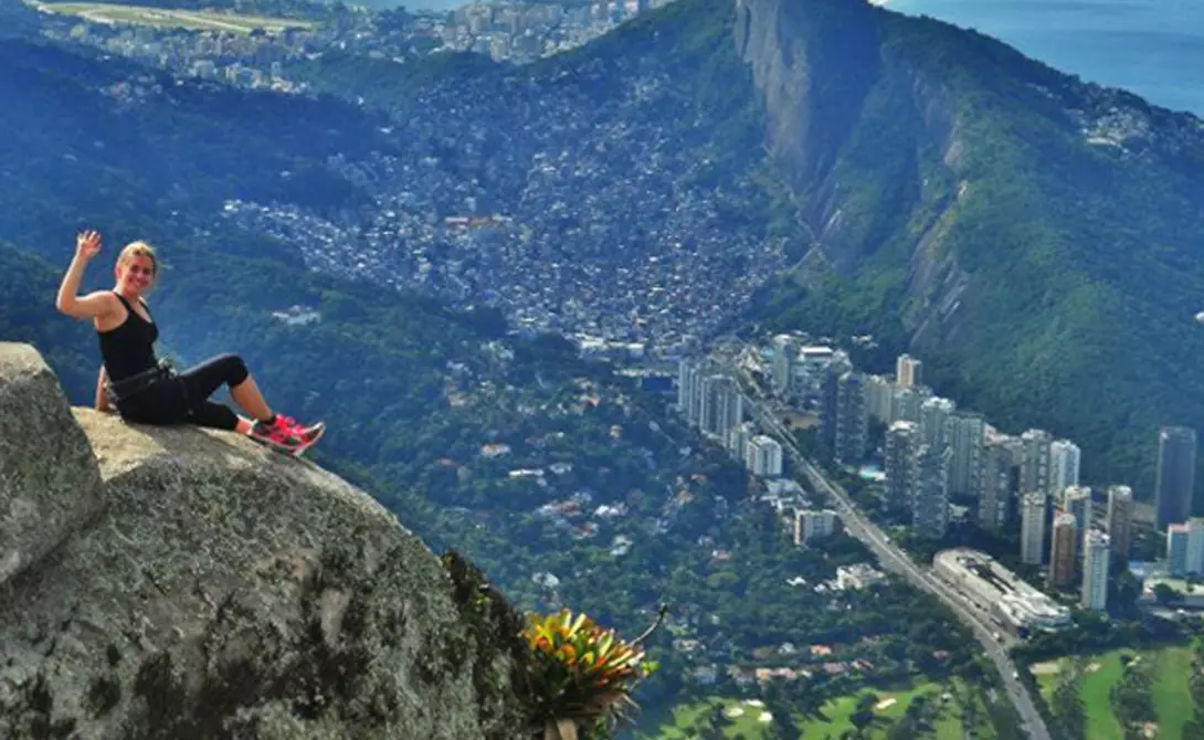 Uzakdan Pedra da Gavea adam ýüzüne meňzeýär. Elbetde, ýerli ýaşaýjylar içerki heýkeltaraşlar hakda birden köp rowaýaty goýupdyrlar, ýöne geologlar munuň diňe eroziýanyň netijesidigini aýdýarlar.