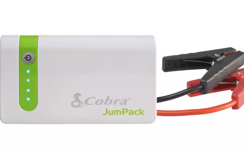 Compact Jump Starter Os cables de conexión para recargar a batería son imprescindibles no maleteiro do seu coche. Pero, e se se esgota a batería e non hai coche preto? Este é precisamente o caso no que necesitará un arranque de salto compacto para o coche. A pesar do seu pequeno tamaño, estes dispositivos son o suficientemente potentes como para manter o motor dun coche funcionando varias horas á vez. Ademais, algúns deles incorporan lanternas LED e un cargador USB para teléfonos móbiles.