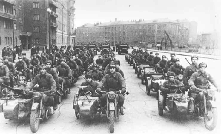 Irbit dönemi "Ural" tarihinin sözde Irbit dönemi, ilk birkaç ay hariç, motosikletin tüm seri üretim zamanına güvenle atfedilebilir. Üretim Ekim 1941'in sonunda Urallara, Irbit şehrine taşındığından, hala orada. Herkes için, o zaman göründüğü gibi, Irbitsk IVZ'ye yapılan geçici askeri tahliye, 9.799 motosikleti öne çıkarmayı başardı.