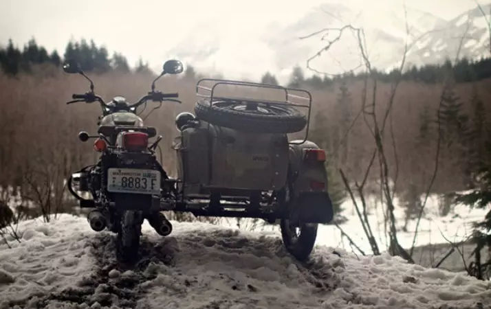 Ang Ural Gear-Up Ang isa sa mga naturang dealer, halimbawa, noong 2013, ay ibinigay sa mga mamamahayag para sa isang test drive ng maraming Ural na motorsiklo na may isang trailer sa gilid, na mayroong lokal na pangalang Gear-Up, pati na rin ang isang bihasang sakay sa paglalakbay na si Mr. Cob (maikli para sa Cranky Old Bastard). Mula sa kauna-unahang minuto, kailangang maranasan ng mga sumasakay ang lahat ng mga tampok ng pagmamaneho ng motorsiklo na may duyan, na hindi katulad ng anumang may dalawang gulong sa mundo. Sa parehong oras, ang Ural mismo ay hindi lahat para sa mas mahina na sex o sports bikers na inaasahan ang mataas na metalikang kuwintas. Ang pinakatumpak na pagkakaugnay ng mga bagong naka-miker na biker ay lumitaw sa tanke ng T-90, na tiyak na aabot sa puntong dulo at hindi ka kailanman pababayaan.