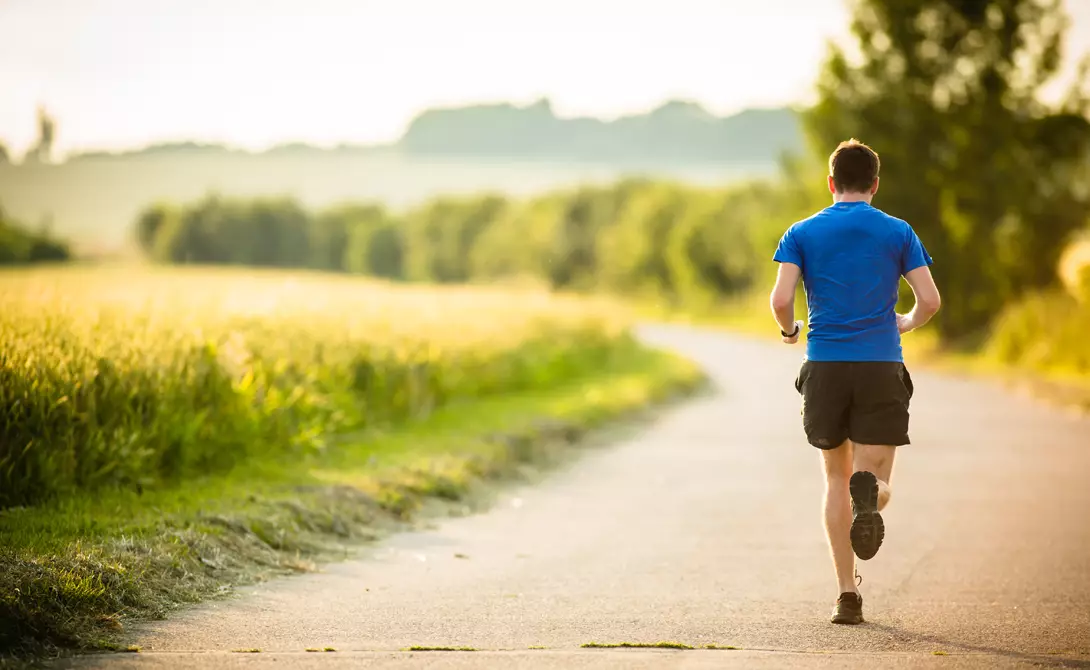 Tijd of afstand? Wed op tijd, niet op kilometers. Tenminste in het begin. De eerste run mag niet langer zijn dan 10 minuten - geloof me, zelfs dit is genoeg voor een onvoorbereid lichaam.