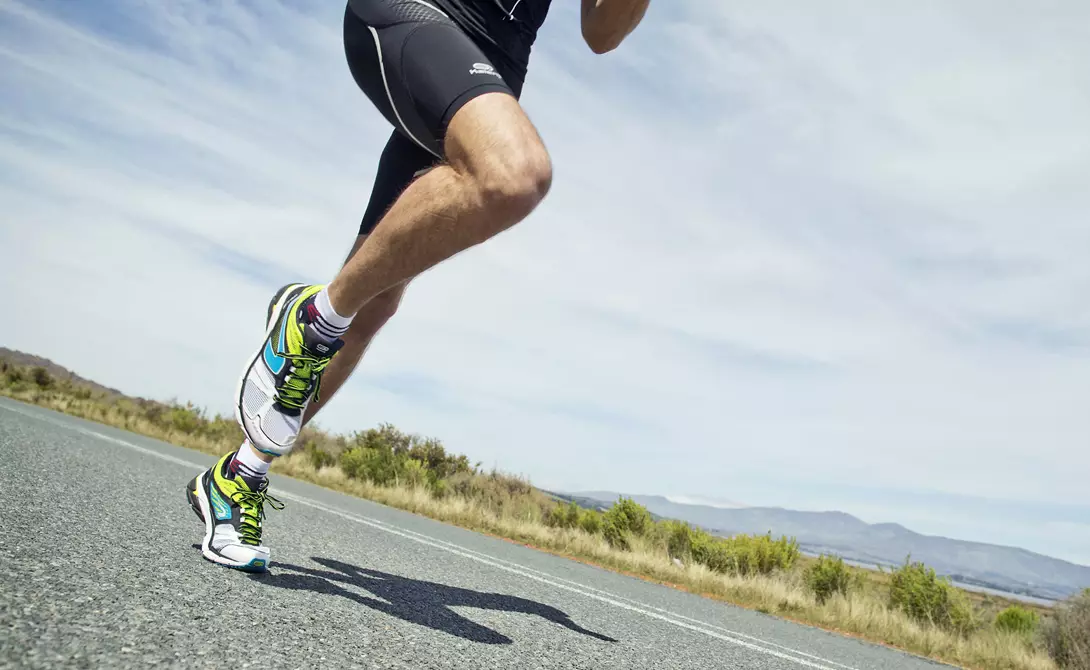 Pijnsignaal Hardlopen is een behoorlijk zware belasting voor het lichaam. Als de eerste trainingen al ernstige pijn veroorzaken, stop dan. Verlaag uw snelheid, verkort uw trainingstijd. Hardlopen kan oude gewrichtsproblemen blootleggen, of iets ernstigers. Het zou dwaas zijn om ze te negeren.