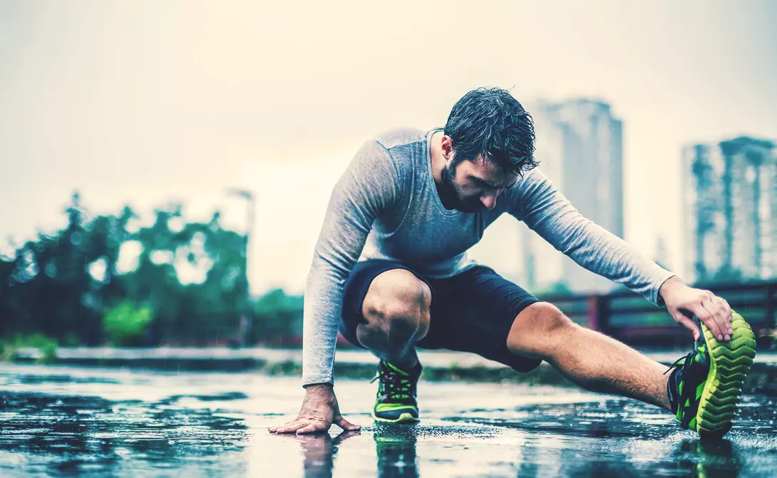 Opwarmen en tegelijk aankoppelen. Verwaarloos deze activiteiten niet, aarzel niet om er dom uit te zien op de baan - je moet bang zijn om een ​​pees of gewricht te beschadigen. Vijf minuten voor de start van de run en vijf minuten na het einde, vereist.