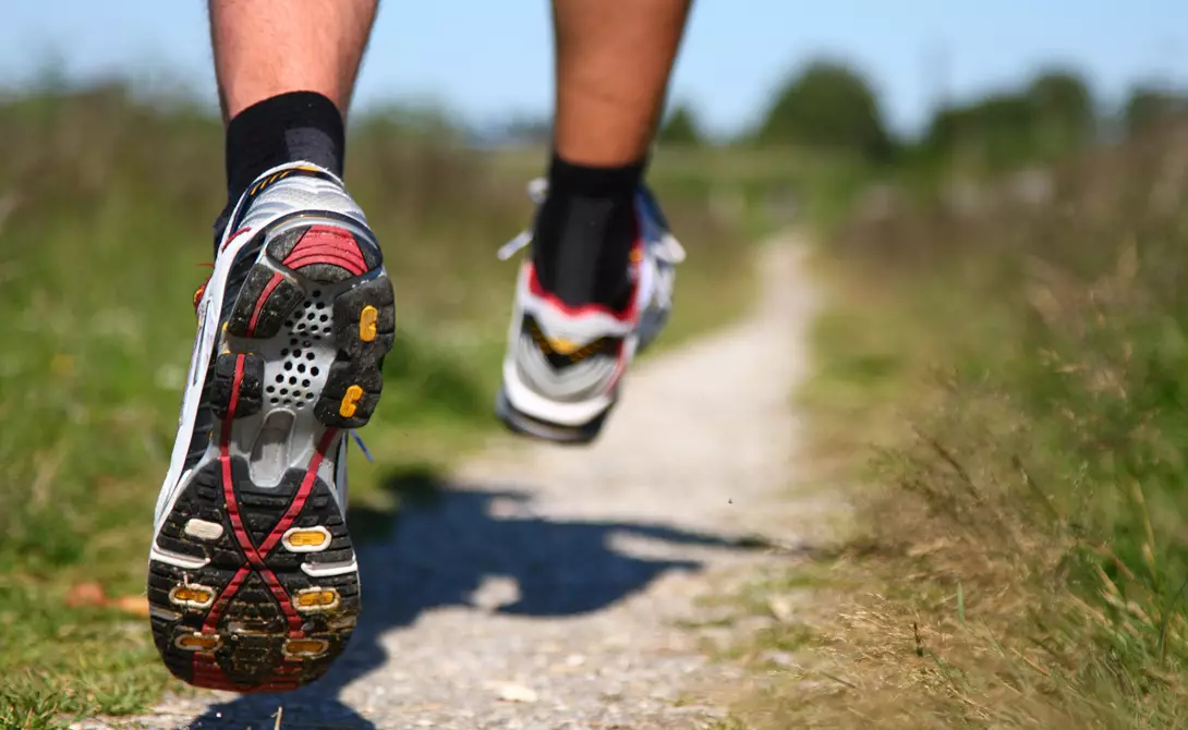 Zapatos para correr Podes ir á fita incluso cos vellos pantalóns de chándal do teu avó, a ninguén lle importa. Pero non lle aconsellamos aforrar zapatos: hai unha alta probabilidade de sufrir unha lesión moi desagradable. Os zapatos equivocados non soportan o pé e non proporcionan a amortiguación necesaria, o que, por suposto, non leva a nada agradable.