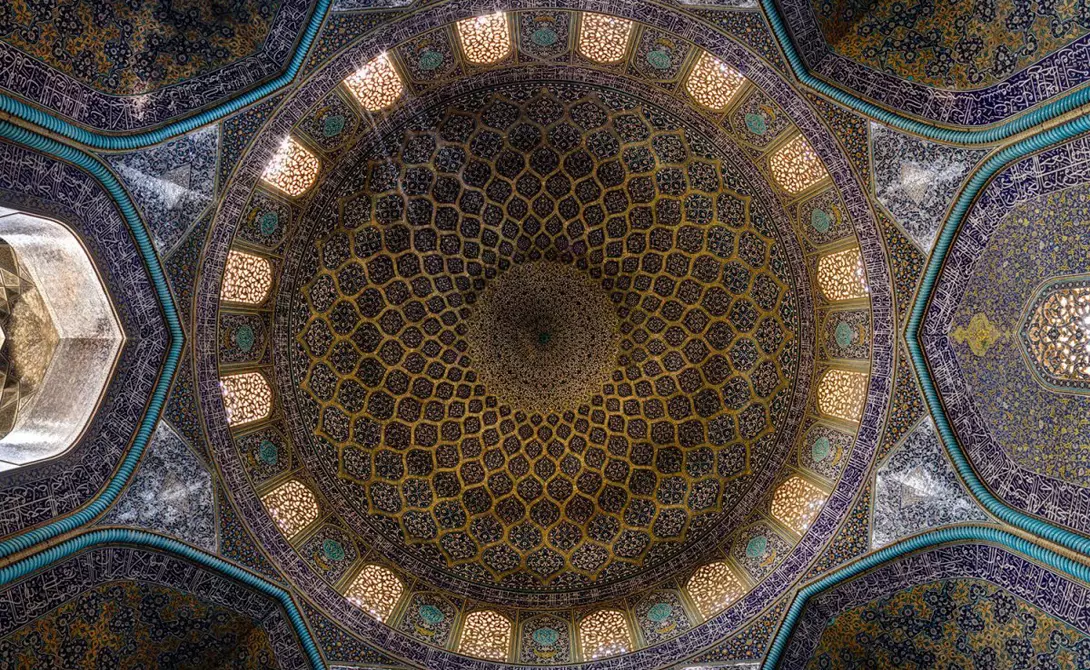 Mešita Sheikh Lutfulla stojí na východnej strane námestia Nagsh-i Jahan, Isfahan. Mešita sa začala stavať v roku 1603 a bola dokončená v roku 1619.