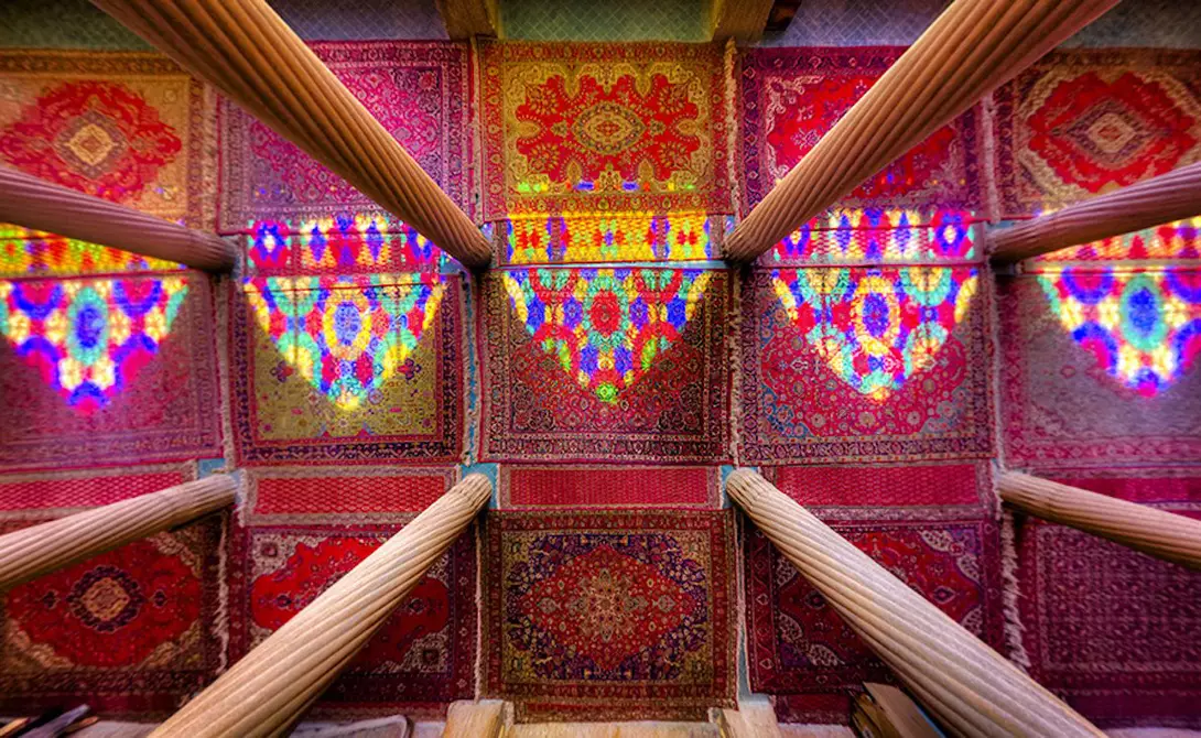 Die feurige Schönheit der Säulen und Mosaiken in der Nasir al-Mulk-Moschee in Shiraz.