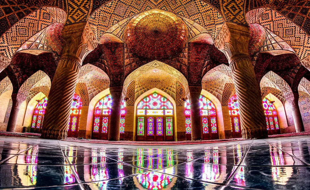 Nasir Al-Mulk Mosque, אויך באקאנט ווי די ראָזעווע מאָסקווע.