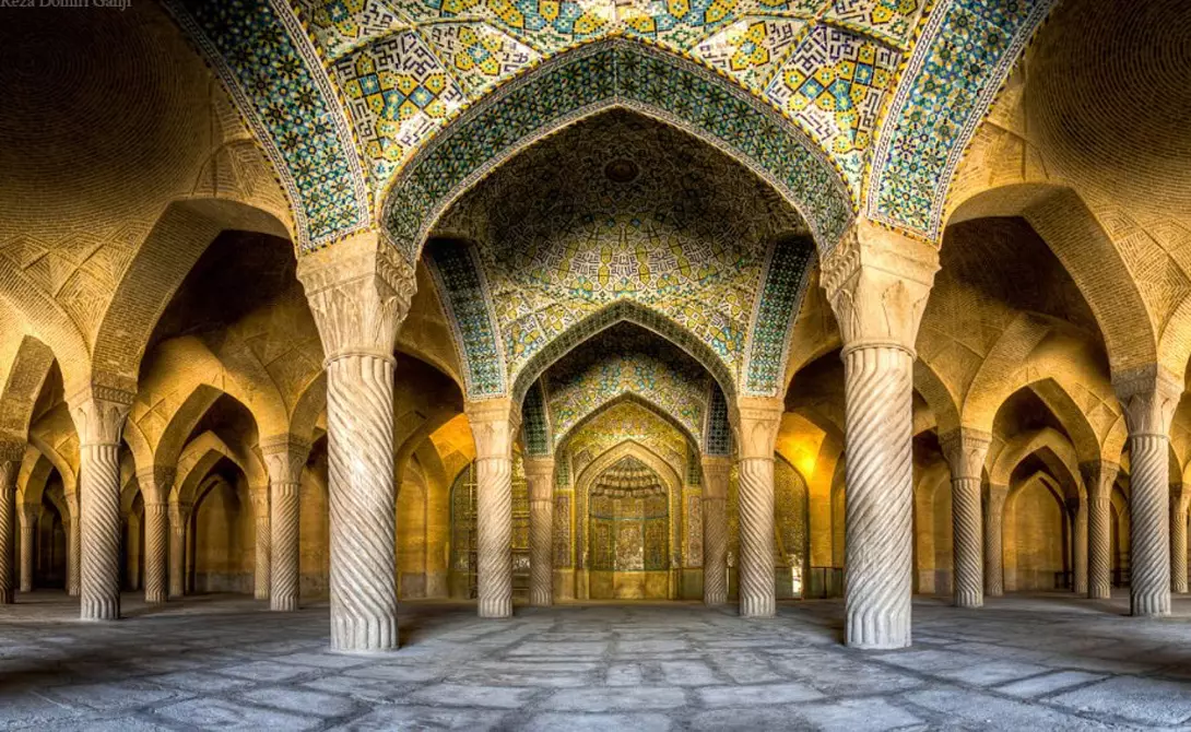 La mezquita Vakil fue construida en el siglo XVIII en Shiraz, Irán. La mezquita tiene una superficie de 8.660 metros cuadrados.