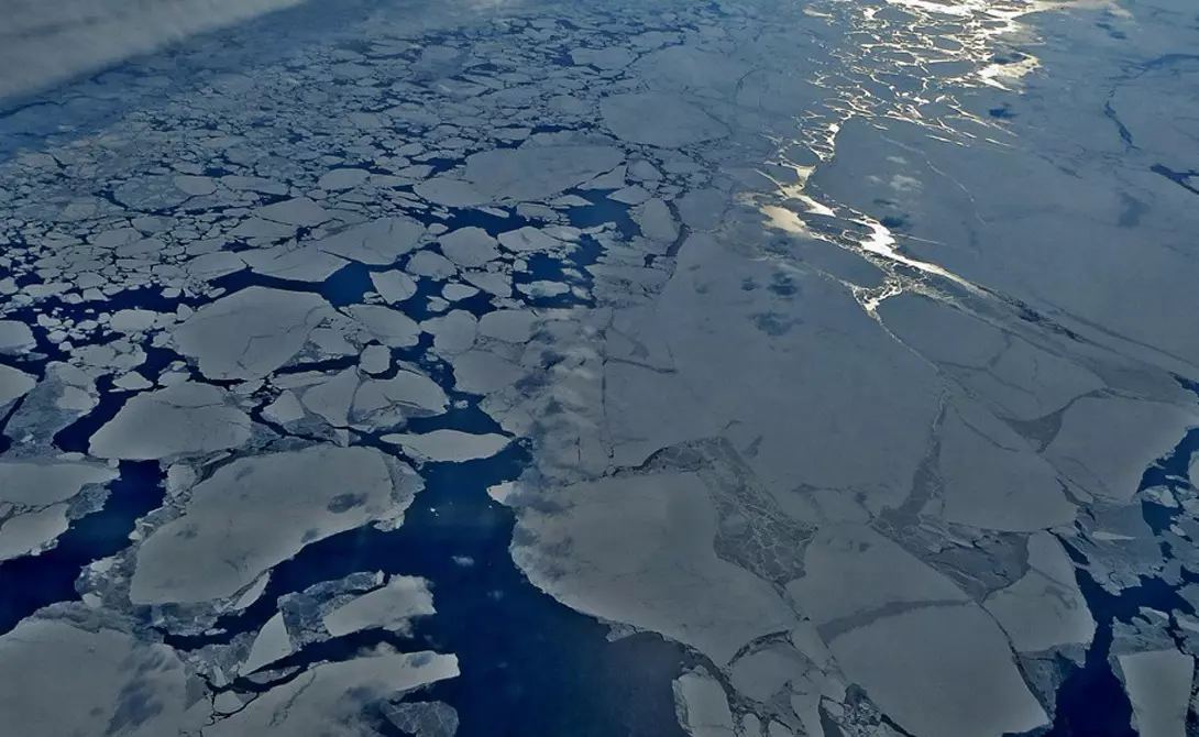 Ang mabilis na pagkasira ng takip ng yelo sa Greenland at Antarctica ay may mahalagang papel dito. Ipinakita ng isang modelo ng computer na ang pagtaas ng antas ng tubig sa Karagatang India at Dagat Caspian ay sanhi ng paggalaw ng Hilagang Pole sa isang hindi likas na direksyon.