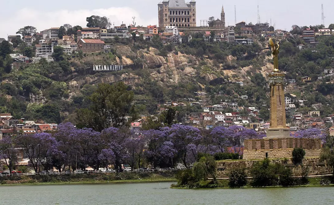 BDP Madagaskara po stanovniku: 950 USD Posljednjih deset godina stanovništvo Madagaskara nalazi se u vrlo neugodnoj situaciji. Financijska kriza dovela je većinu stanovništva na rub stvarne gladi. Možda otok izgleda nevjerojatno - ali samo je ova bajka prilično tmurna.