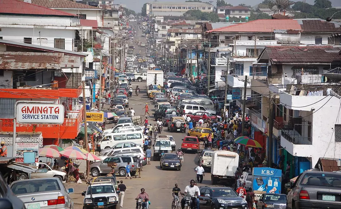 Pato la Taifa la Liberia kwa kila mtu: $ 300 Na sasa - nchi masikini zaidi ulimwenguni. Makumi ya maelfu ya watu hufa hapa kila mwaka kutokana na utapiamlo wa kawaida. Rasilimali za kifedha na kiwango cha chakula ni cha chini sana hivi kwamba wataalam wanatabiri kuanguka karibu kwa nchi nzima.