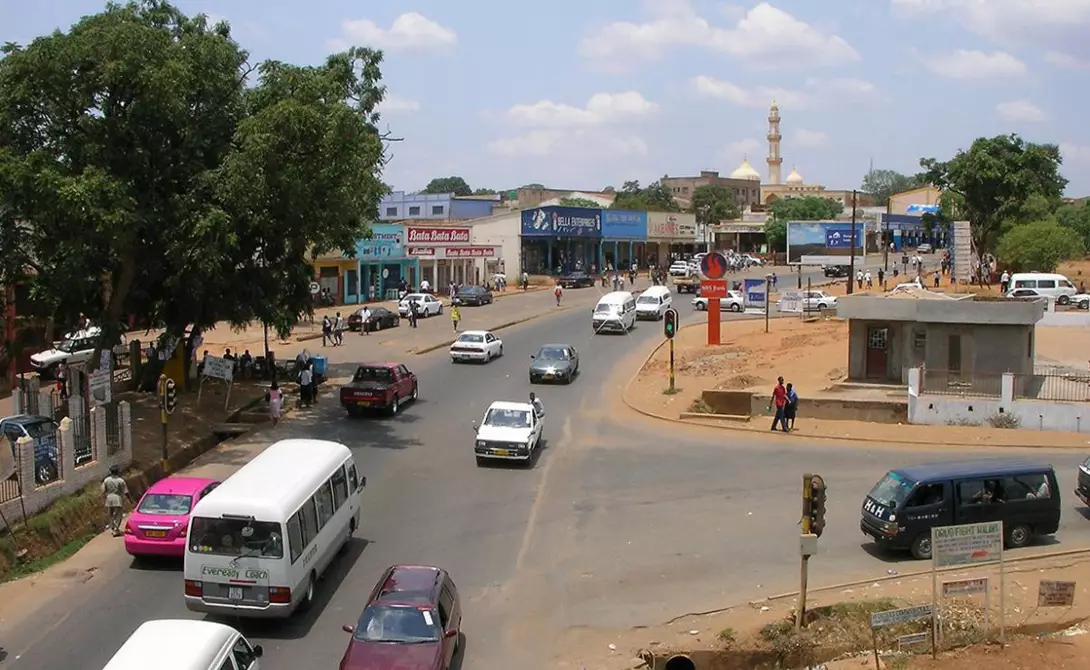 Malawi SKT inimese kohta: 850 dollarit Ja siin on probleem meditsiinis. Kogu riigis on kõige rohkem viis haiglat ja arsti juurde aja saamine on peaaegu ebareaalne. Elu Malawis ei tundu viimase paari sajandi jooksul arenenud: onnid, jaht ja kogumine, vaesus ja varajane surm.