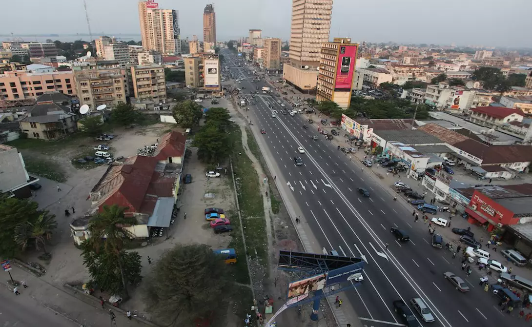 PIB per càpita de la República Centreafricana: 700 dòlars. La gent passa tot el temps a la feina, i encara no n'hi ha prou per alimentar una família. La majoria dels locals es dediquen a l'agricultura, però el clima per a l'agricultura a l'Àfrica no és el més adequat.