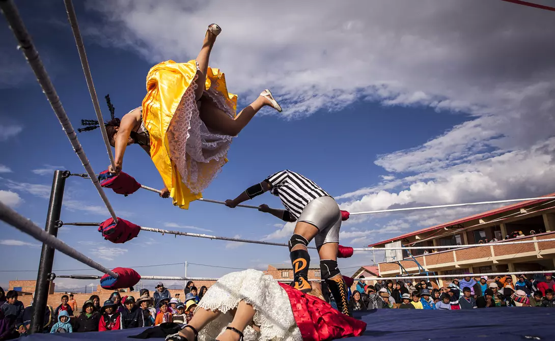 Ukubhabha iCholitas: Ukulwa kweBolivia kwiziketi kunye nobuso 8825_3