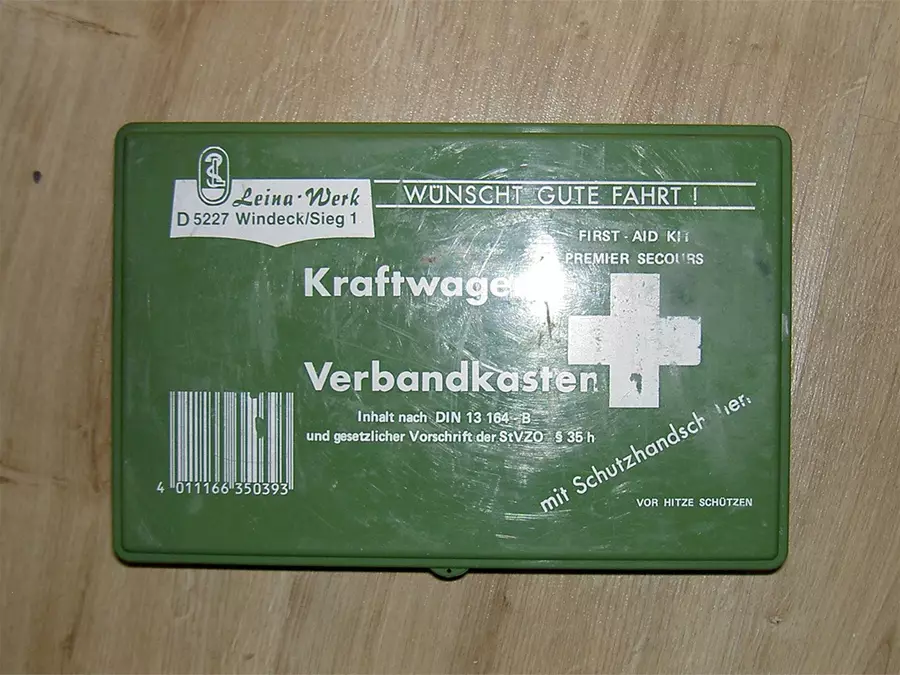 Pagputos Gumamit usa ka gamay nga kahon nga lata aron tipigan ang imong mga suplay sa medisina. Ang usa ka dako nga sulud mahimo nga dili maayo nga magdala, ug sa pila ka adlaw, kung ang usa ka first aid kit magamit gyud, ibilin ra nimo kini sa balay.