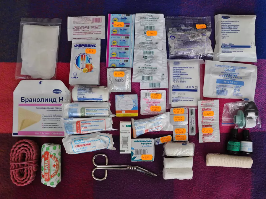 Pagkontrol Ayaw kalimti ang bahin sa imong first aid kit. Regular nga susihon ang mga sulud niini, nga gilabay kung unsa ang expire ug ilisan kini sa usa nga bag-o. Markahan ang tanan nga mga pakete nga tambal nga adunay mga panudlo alang sa paggamit, dosis ug petsa sa pag-expire.