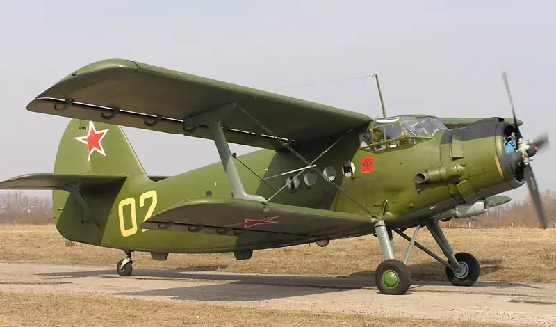 Trochę historii Po raz pierwszy mały An-2 zasmakował nieba w 1947 roku. Profesjonalny pilot testowy Piotr Wołodin był bardzo zadowolony z pierwszego lotu. Opisał samolot jako łatwy w pilotażu i odpowiedni nawet dla najbardziej początkujących pilotów. W ZSRR dwupłatowiec stał się prawdziwym koniem pociągowym: za jego pomocą przeprowadzono loty między ośrodkami regionalnymi, wyszedł również na pola do prac rolniczych. Istotną rolę odegrała łatwość obsługi samolotu - An-2 mógł startować z krótkich nieutwardzonych obszarów i miał bardzo małe rozmiary. W rzeczywistości dzięki temu mógł być stosowany w najtrudniejszych rejonach Syberii i Dalekiej Północy.