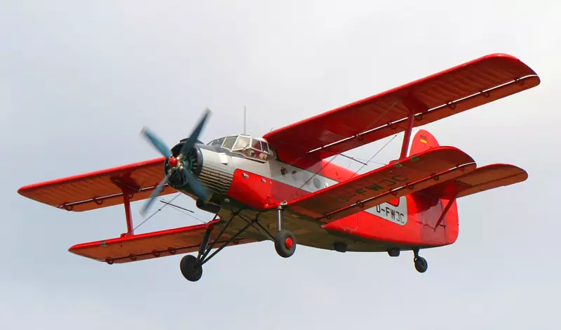 機翼力量 出於某種原因，設計師決定將 An-2 製成雙翼飛機。兩個平行的機翼可以為飛機提供比一個更大的升力。由於強大的發動機和此功能，雙翼飛機學會了從最短、完全不適應的地點起飛。當然，在機艙裡，舒適度不夠——發動機的噪音可以把任何談話變成毫無意義的表達，而且沒有後起落架讓乘客感到不舒服，然而，這架飛機根本沒有建造為了娛樂，但為了生意。