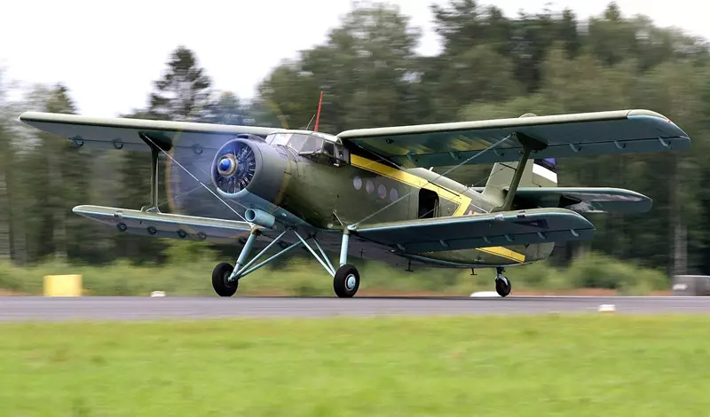 Kontrollerbarhed Det samme løft giver flyet en utrolig kontrol. Den mindste hastighed, hvormed piloten bevarer evnen til at kontrollere biplanen, er kun 40 km / t. Den verdensberømte Cessna bliver uoverskuelig allerede ved 80 km / t. Denne kvalitet gør An-2 blandt andet til en ideel simulator for nybegyndere piloter: for at gå ned på denne maskine skal du virkelig prøve.