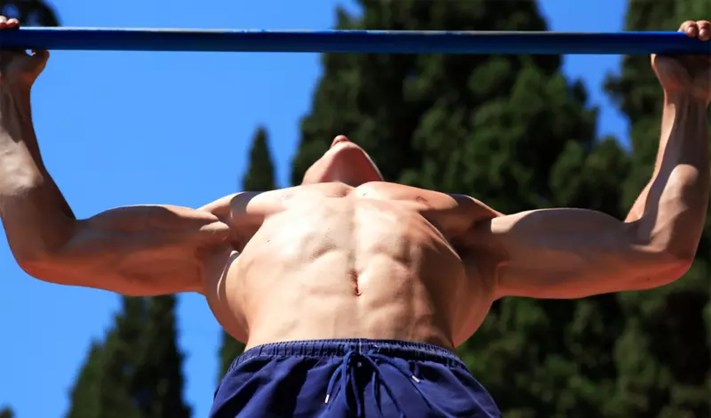 Mga pull-up Daghang mga tawo ang nagpabaya sa mga pull-up, nagtuo nga adunay labi ka makapaikag nga mga klase sa gym. Bisan pa, kini ang mga pull-up nga makahimo sa paggamit hapit sa tanan nga mga kaunuran sa bakus sa abaga. Ilakip ang mga naandan nga mga pull-up ug pull-up sa likud sa imong pag-ehersisyo, nga gibulag sila sa ubang mga ehersisyo. Buhata ang tulo nga set, napulo nga reps matag usa.